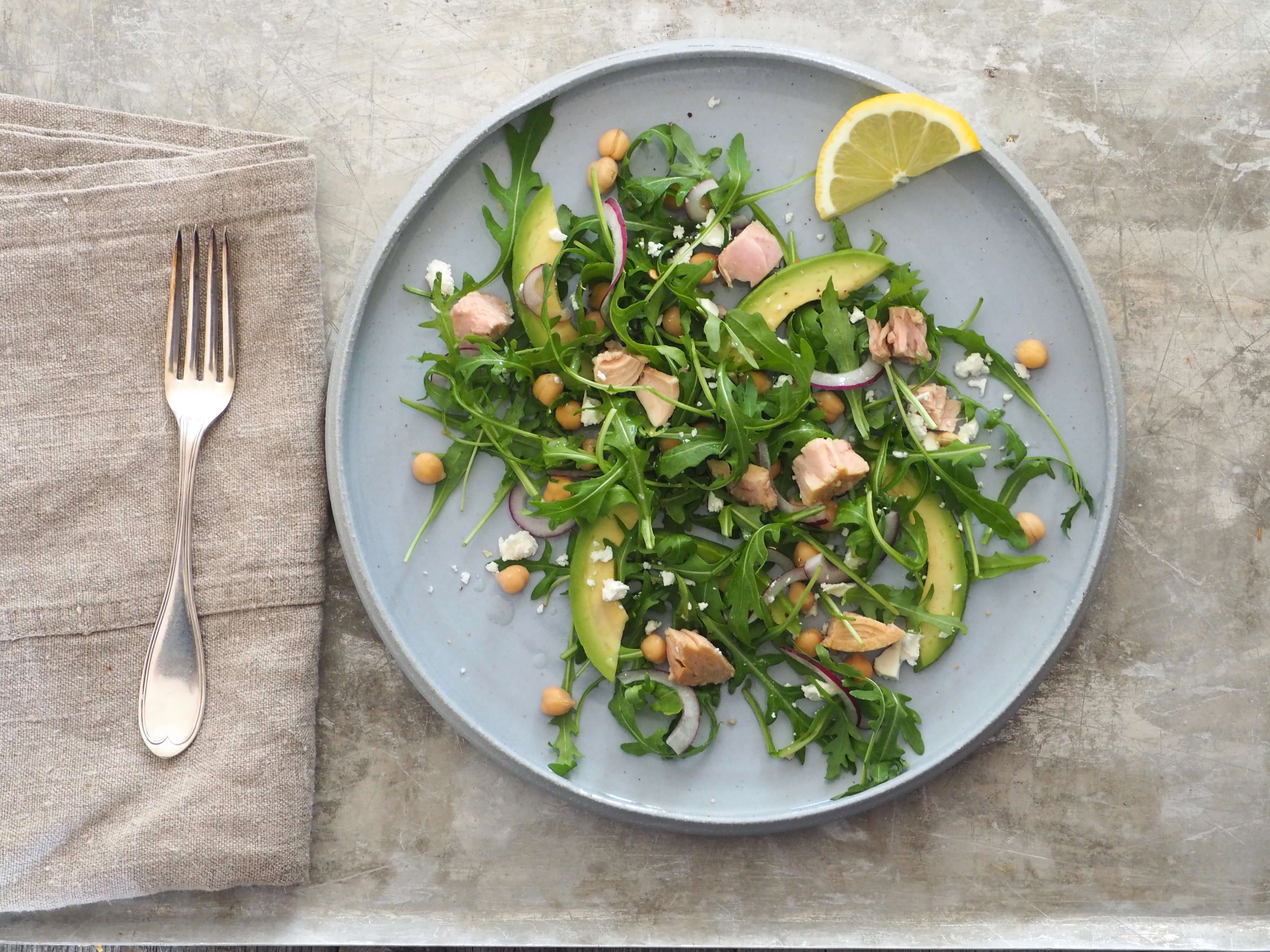 Ruccolasalat med tunfisk, kikerter og avokado - Oppskrifter med tunfisk ...