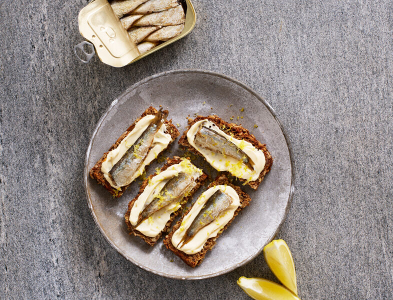 Smørbrød med makrell i tomat - Oppskrifter med makrell i tomat - King ...